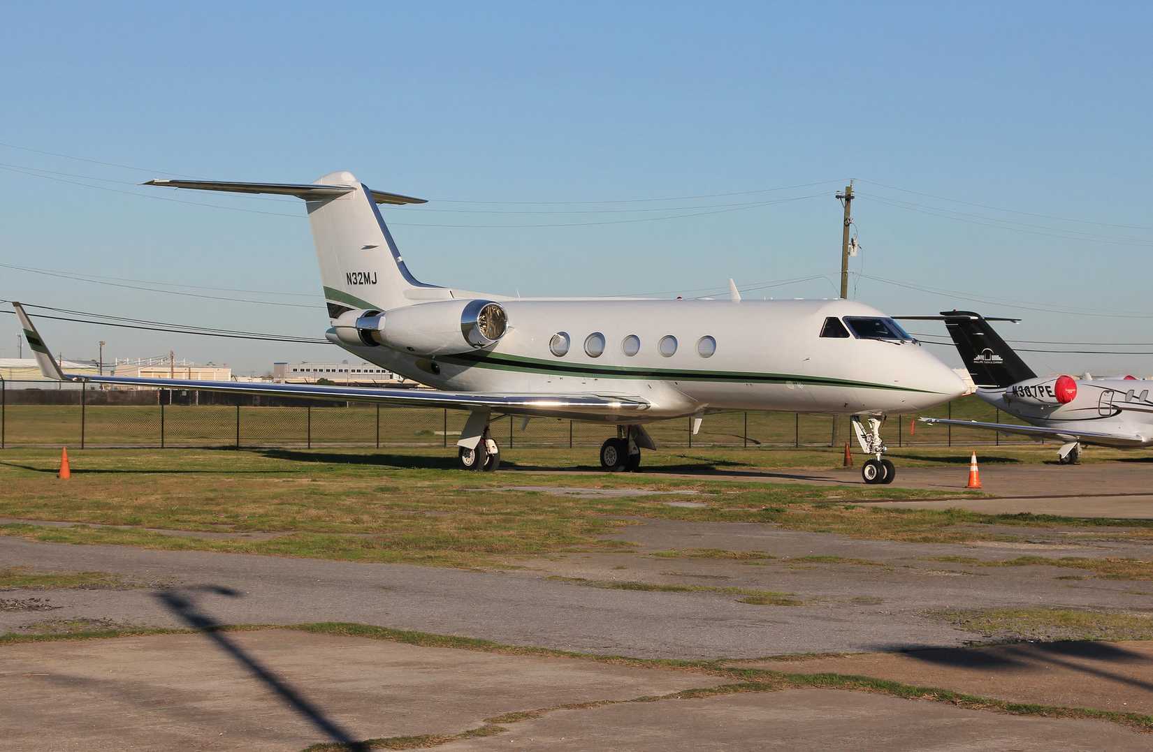 magic johnson private plane