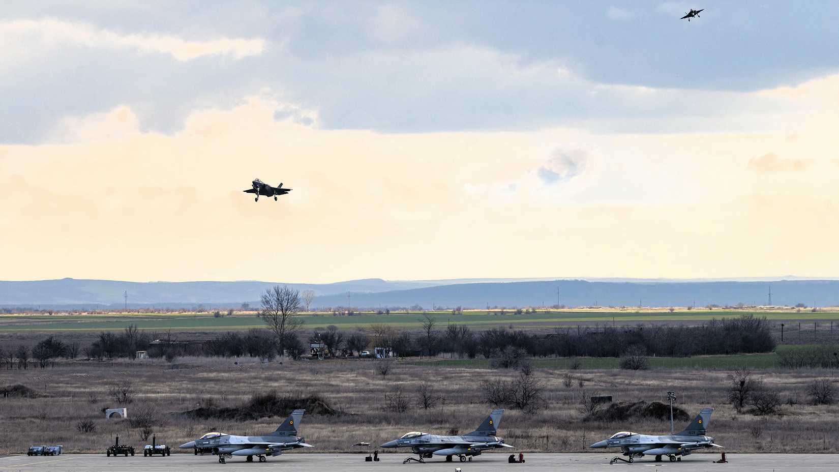 How US Military Aircraft Communicate During Missions