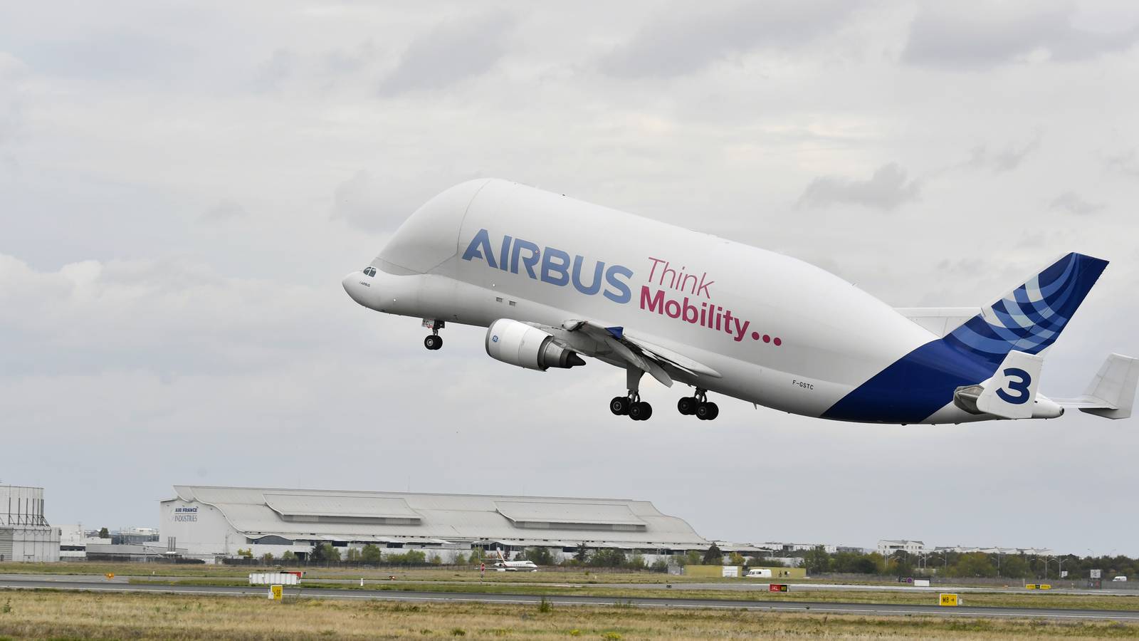 Airbus's Beluga Super Transporter Flies 2 H175 Helicopters To China