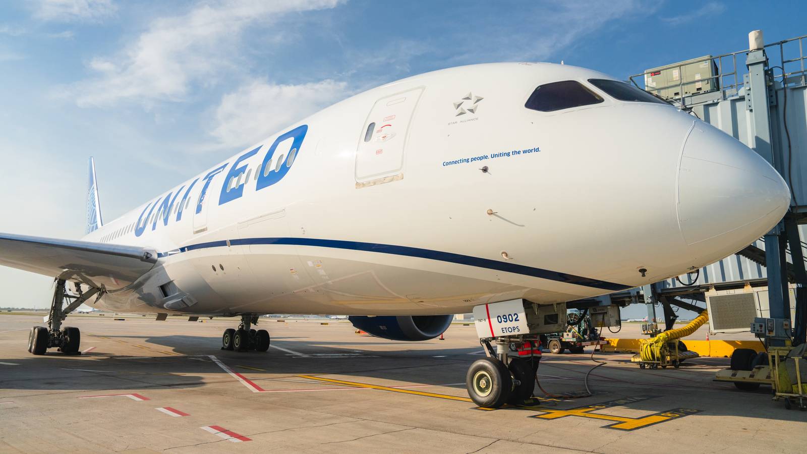 Spotted: United Airlines' 1st 'Evo-Blue' Boeing 787-8 Dreamliner At ...