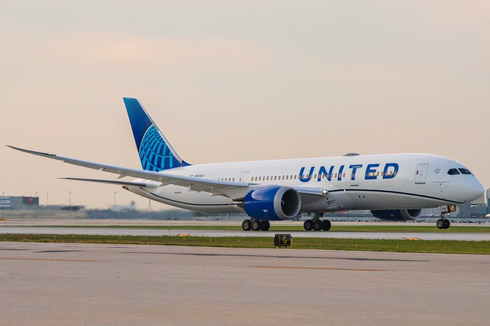 Spotted: United Airlines' 1st 'Evo-Blue' Boeing 787-8 Dreamliner At ...