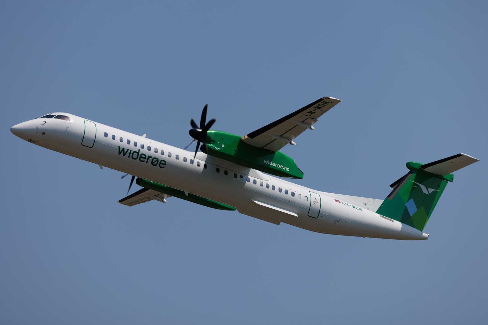 Who Still Flies The Bombardier Q400?