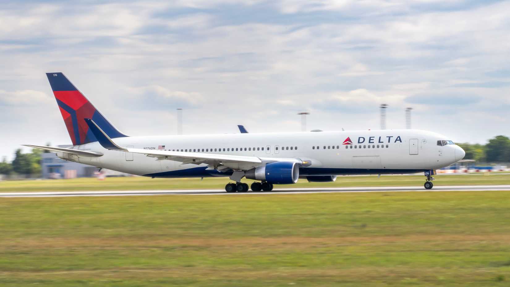Goodbye: Delta Air Lines Retires Boeing 767-300ER That Lost Emergency ...