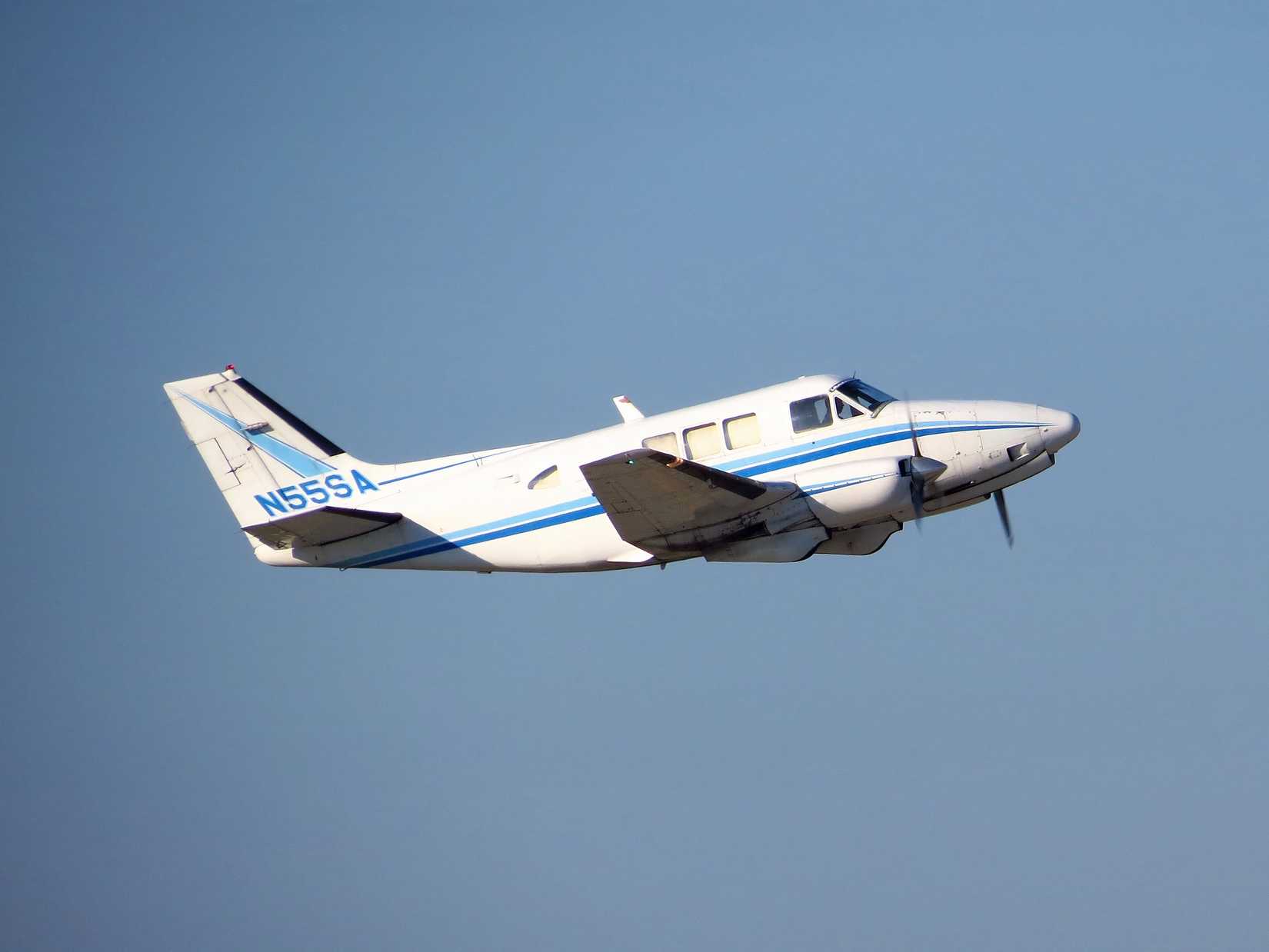The Beechcraft Queen Air Series: Branching The Twin Bonanza And The ...