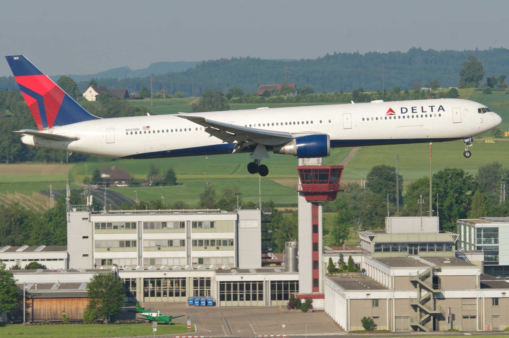 Delta Air Lines Boeing 767 Returns To New York JFK Following Fumes On ...