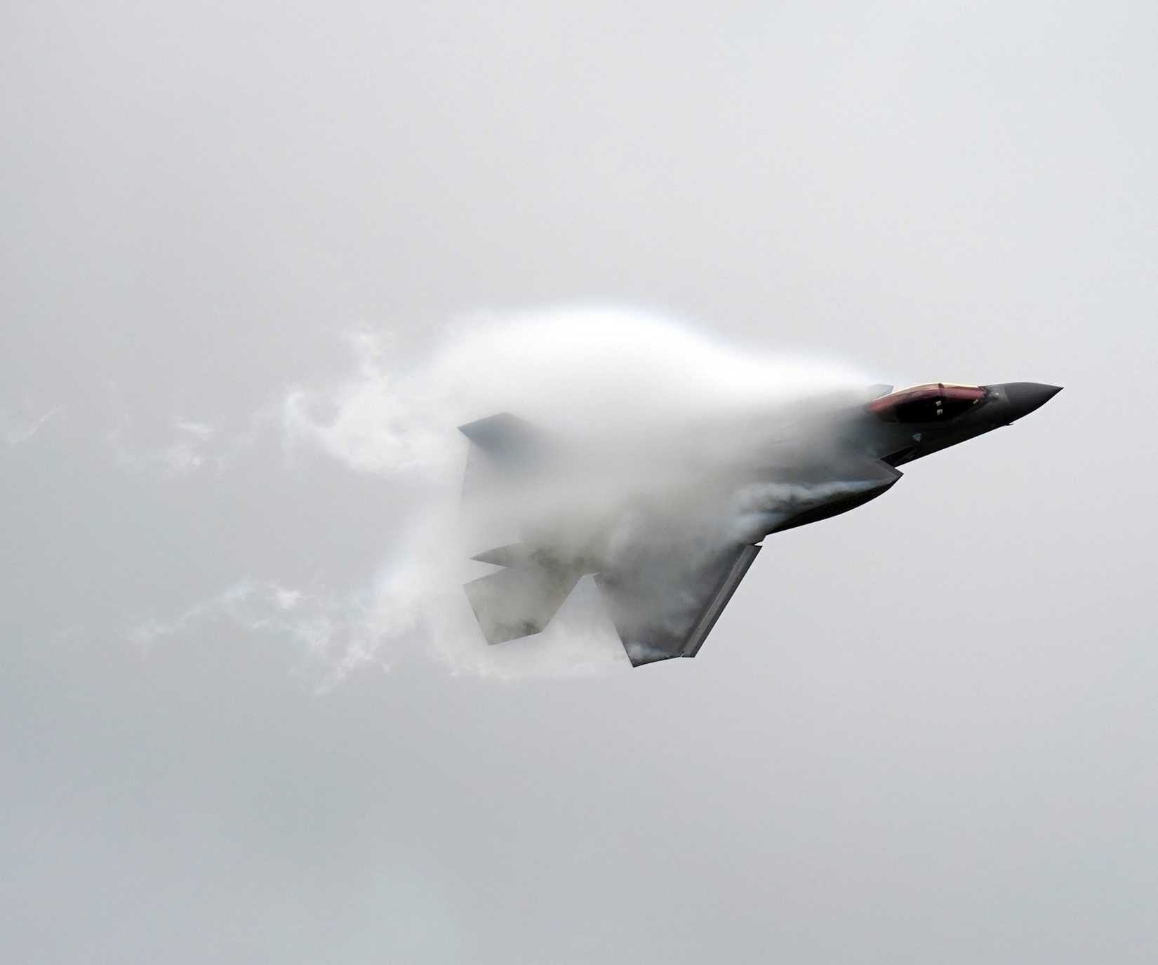 What Causes Fighter Jet Vapor Cones?