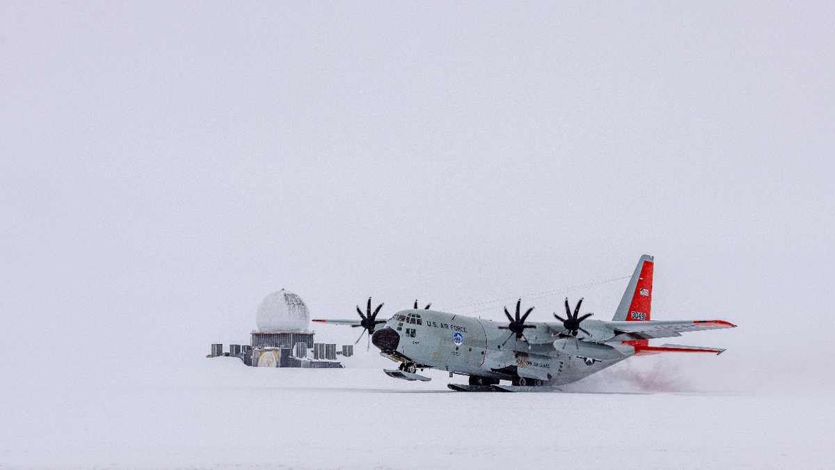 Wild: Why The US Air Force LC-130 Takes Off With Rockets & Lands On Skis