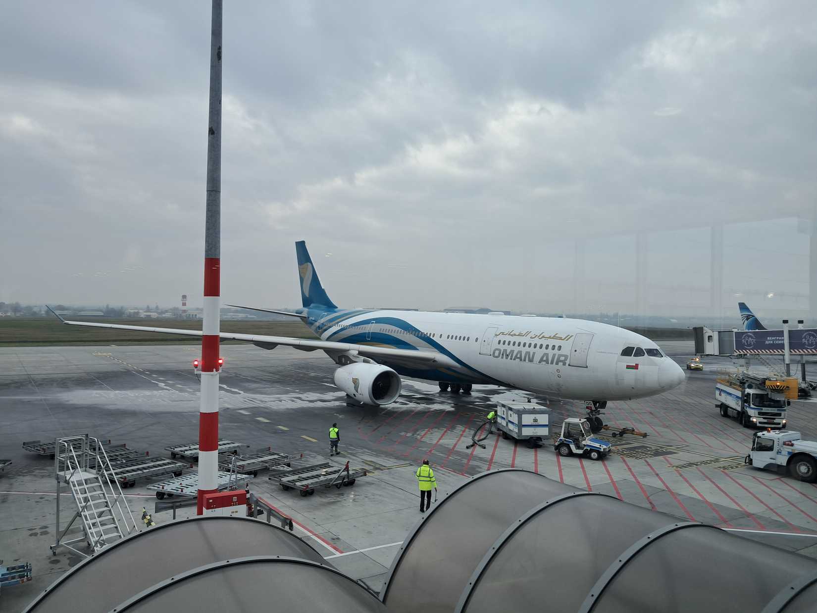 How Does Oman Air Configure Its Widebody Aircraft?