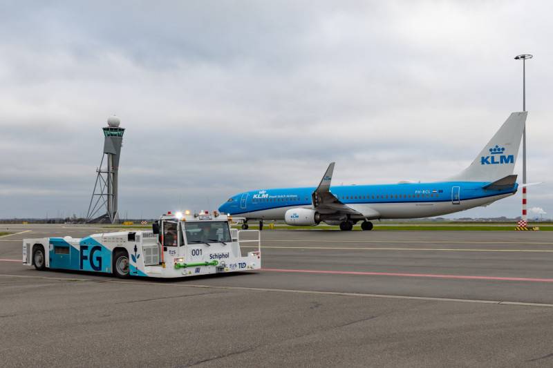 KLM Uses Pilot Controlled Tow 'Taxibot' On First Passenger Flight At ...