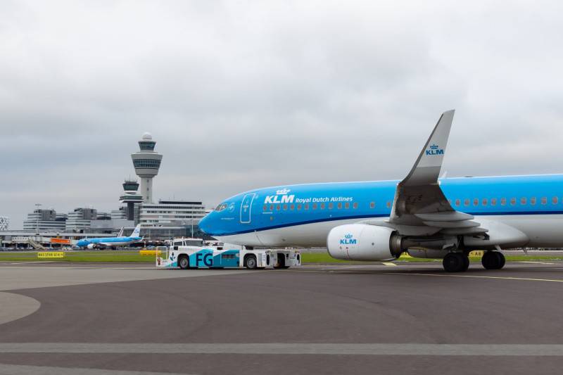 KLM Uses Pilot Controlled Tow 'Taxibot' On First Passenger Flight At ...
