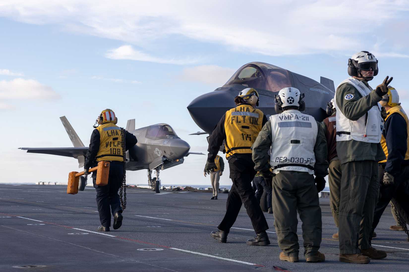How Do USMC F-35B Fighters Perform SVTOL On Ships?