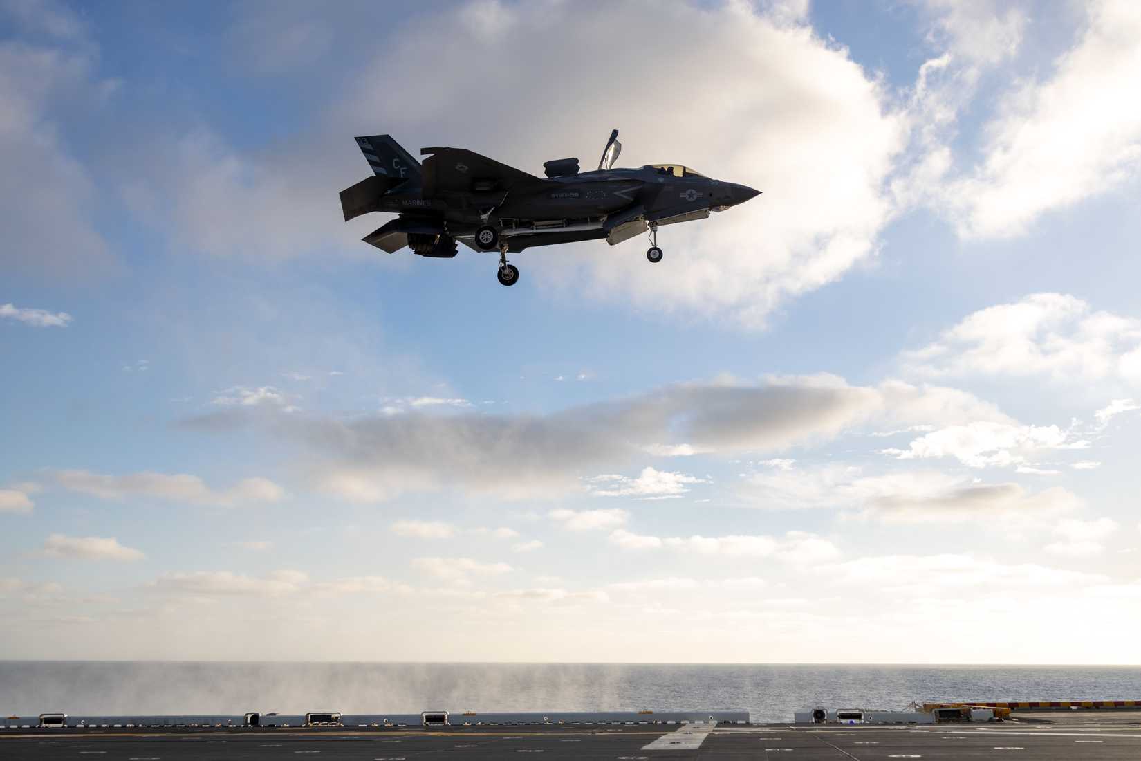 How Do USMC F-35B Fighters Perform SVTOL On Ships?