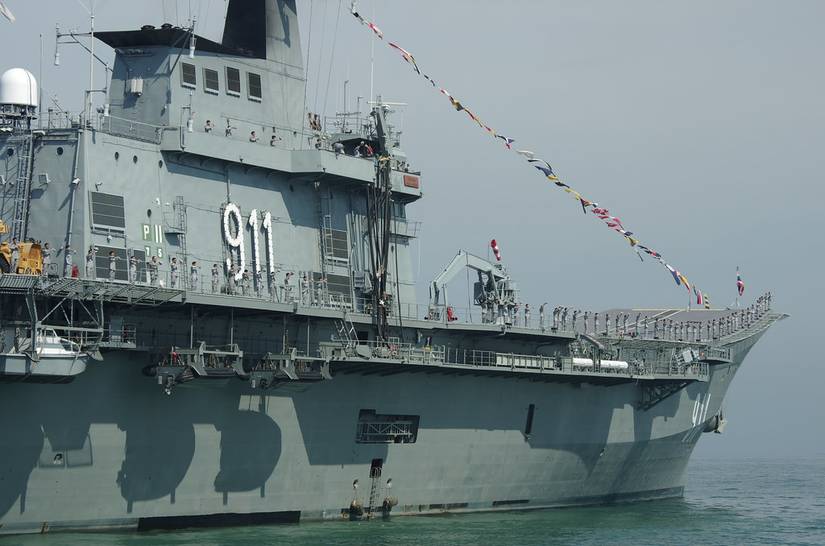 What Aircraft Can The HTMS Chakri Naruebet Deploy?