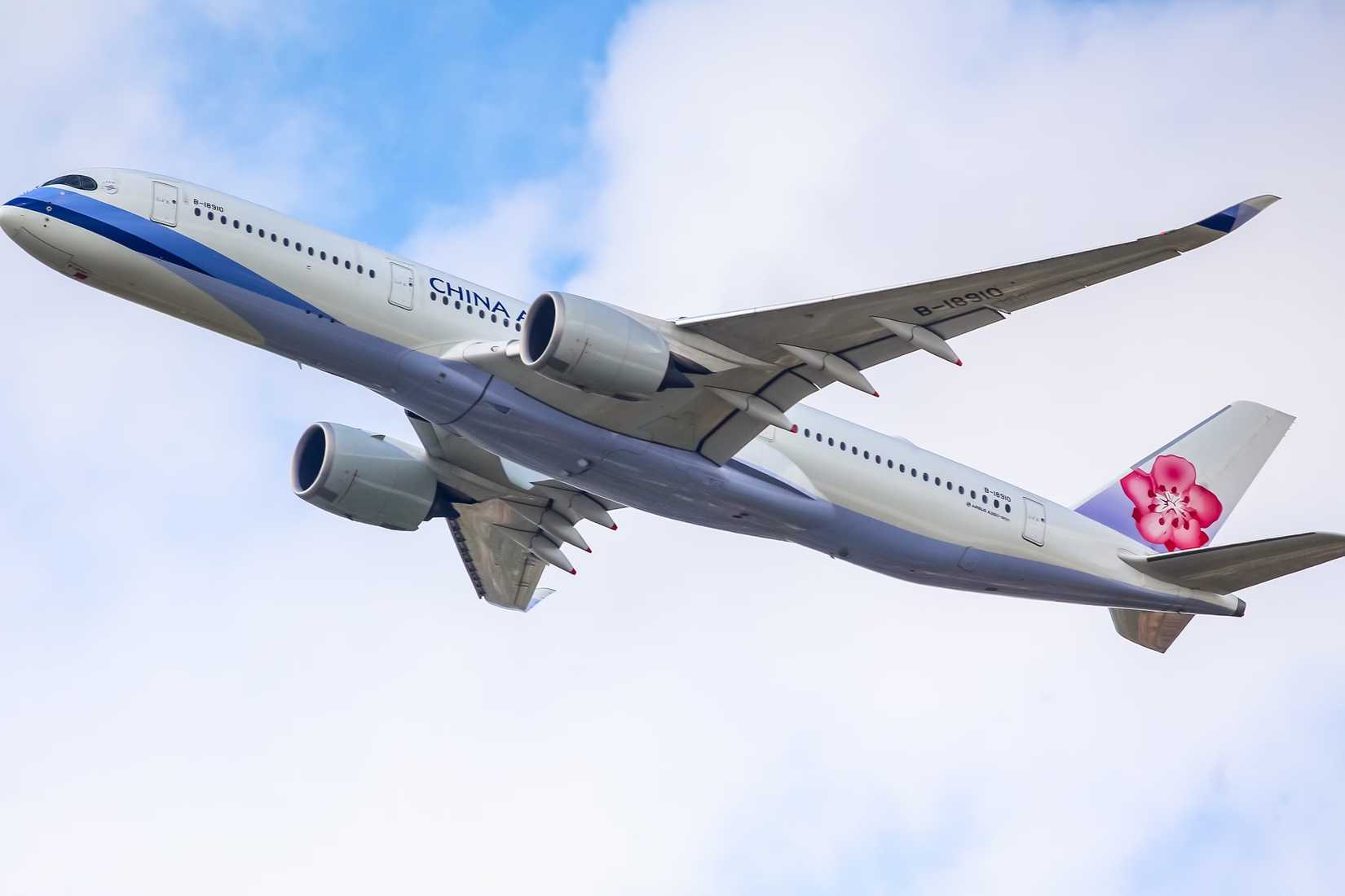 China Airlines' Diverse Airbus & Boeing Fleet: A Closer Look