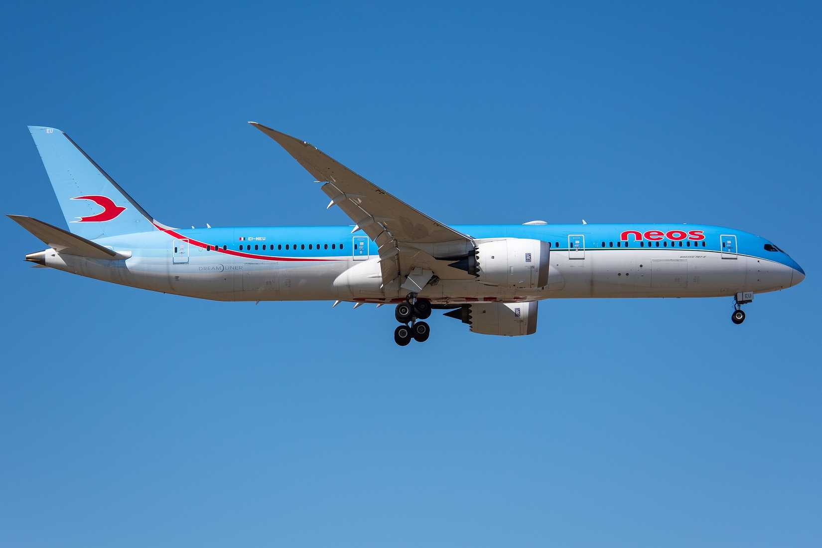 Analysis: 5 Airlines From Around The World With High-Density Boeing 787 ...