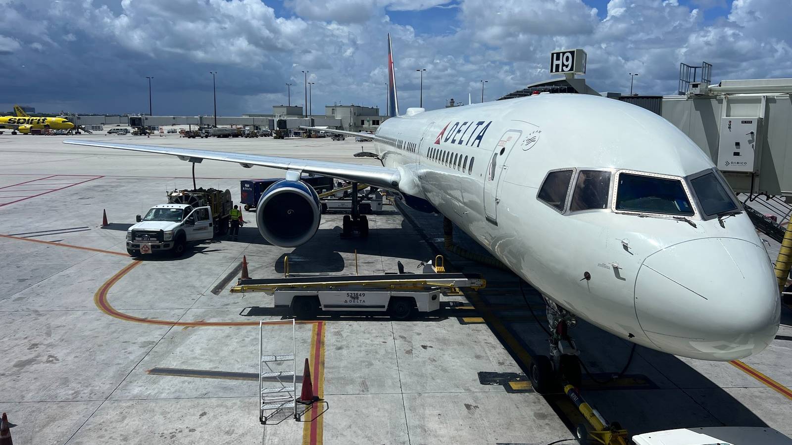 We Flew On A 33-Year Old Delta Air Lines Boeing 757-200. Here’s How It ...