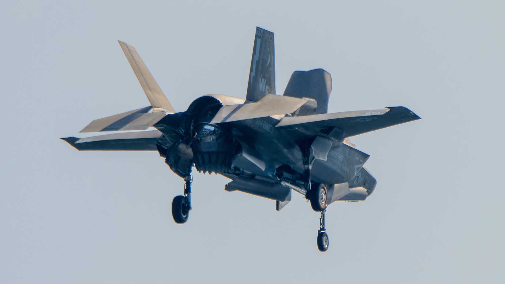 f 35 hovering