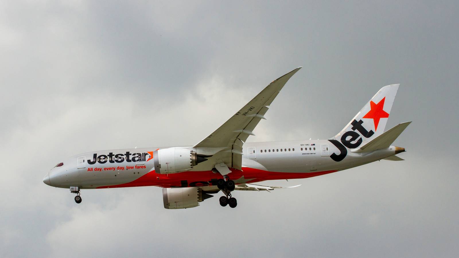 Jetstar Boeing 787-8 Dreamliner Returns To Sydney After Tire Bursts ...