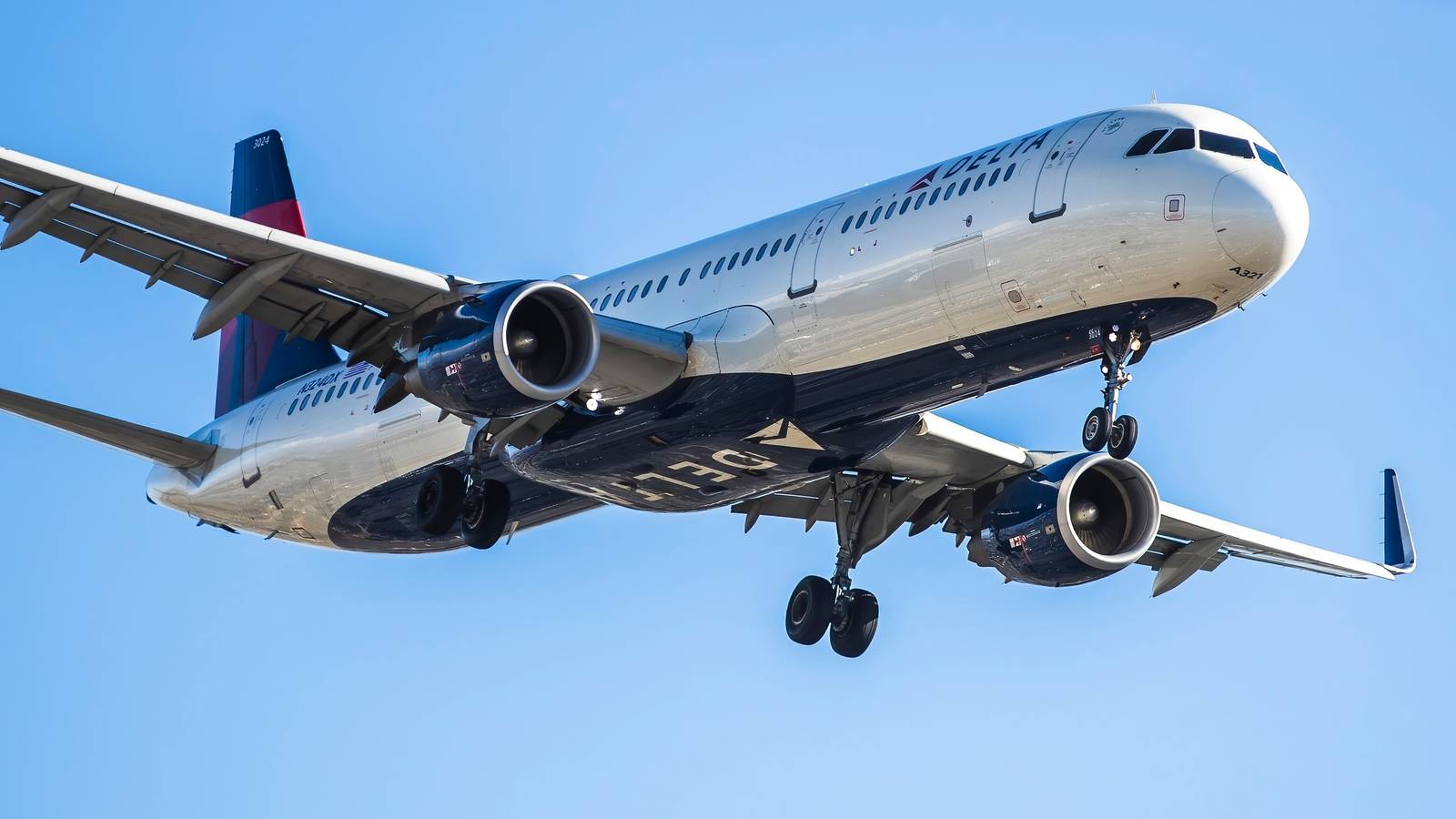 Plane Spotters Catch Close Call Between Delta Air Lines & Sports ...