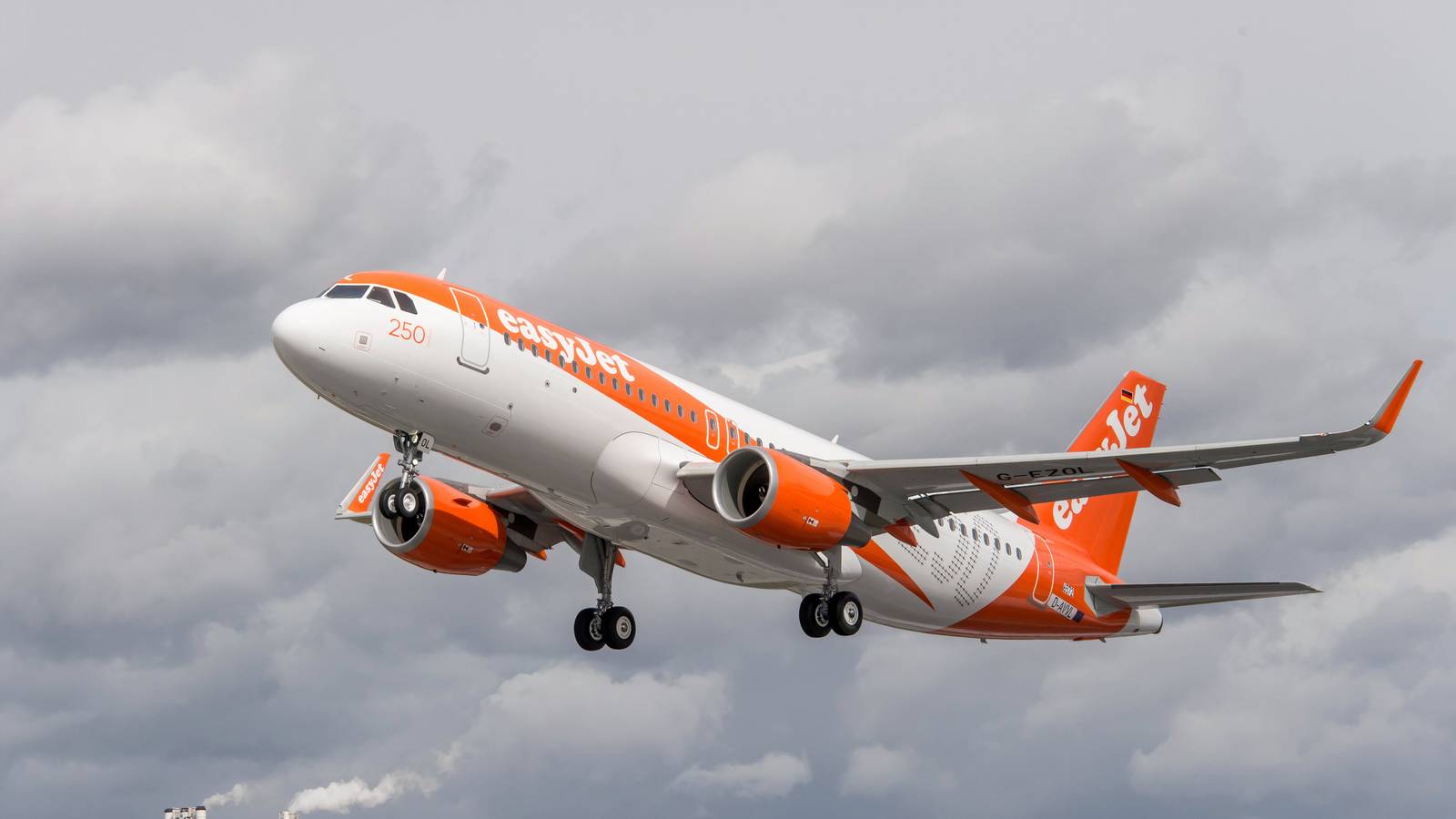 easyJet Dons New Lightweight Paint To Lower Emissions