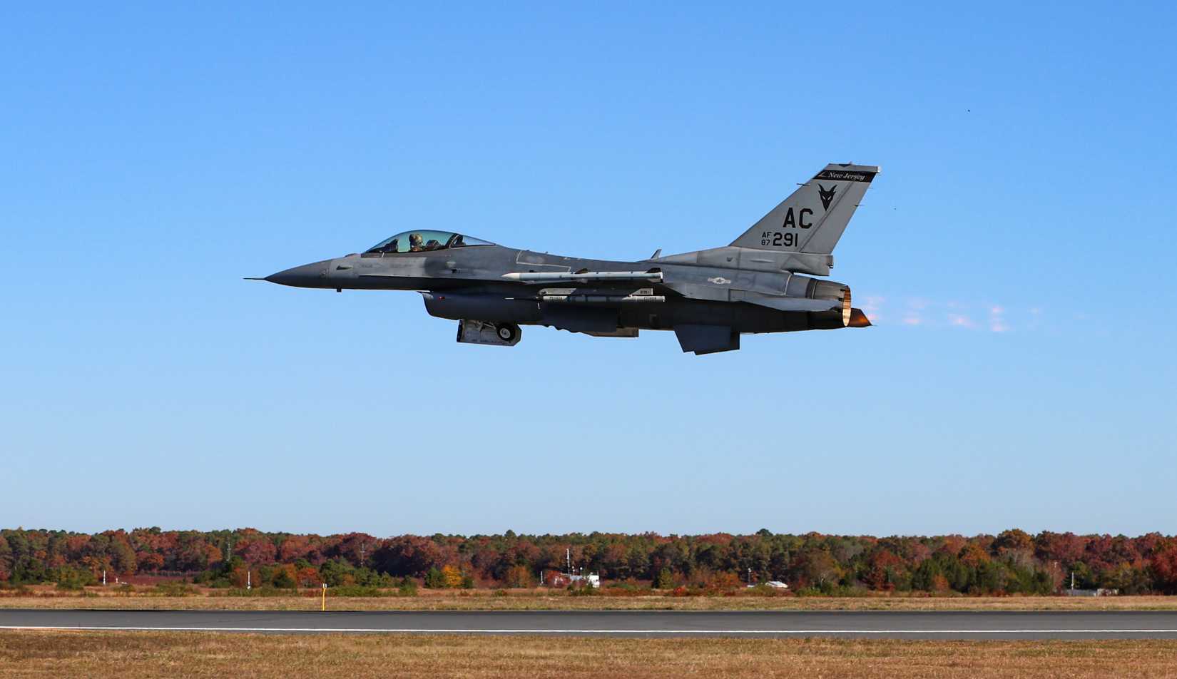 What Are The Differences Between The XA100 & F135 Fighter Jet Engine?