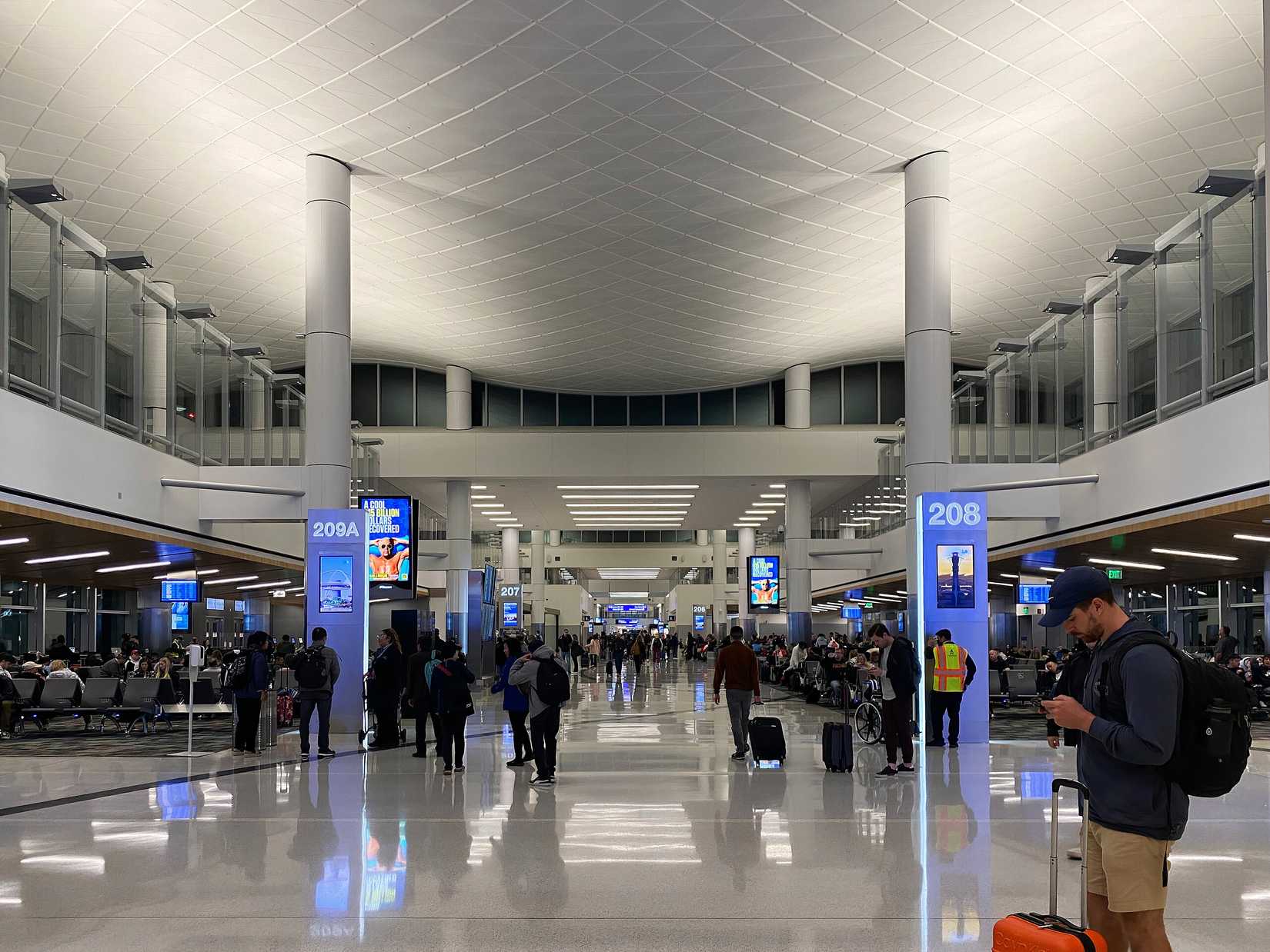 How To Navigate Los Angeles International Airport Like A Pro
