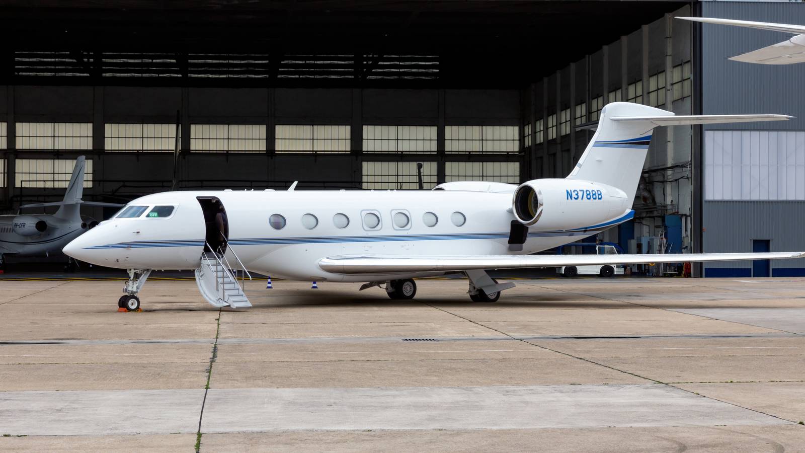 Gulfstream Opens Up New Service Center At Mesa Airport