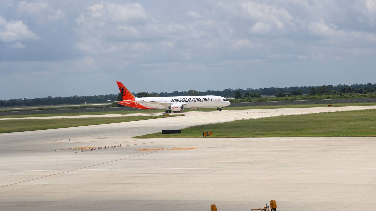 TAAG Angola Airlines Gets Its 1st Boeing 787 Dreamliner