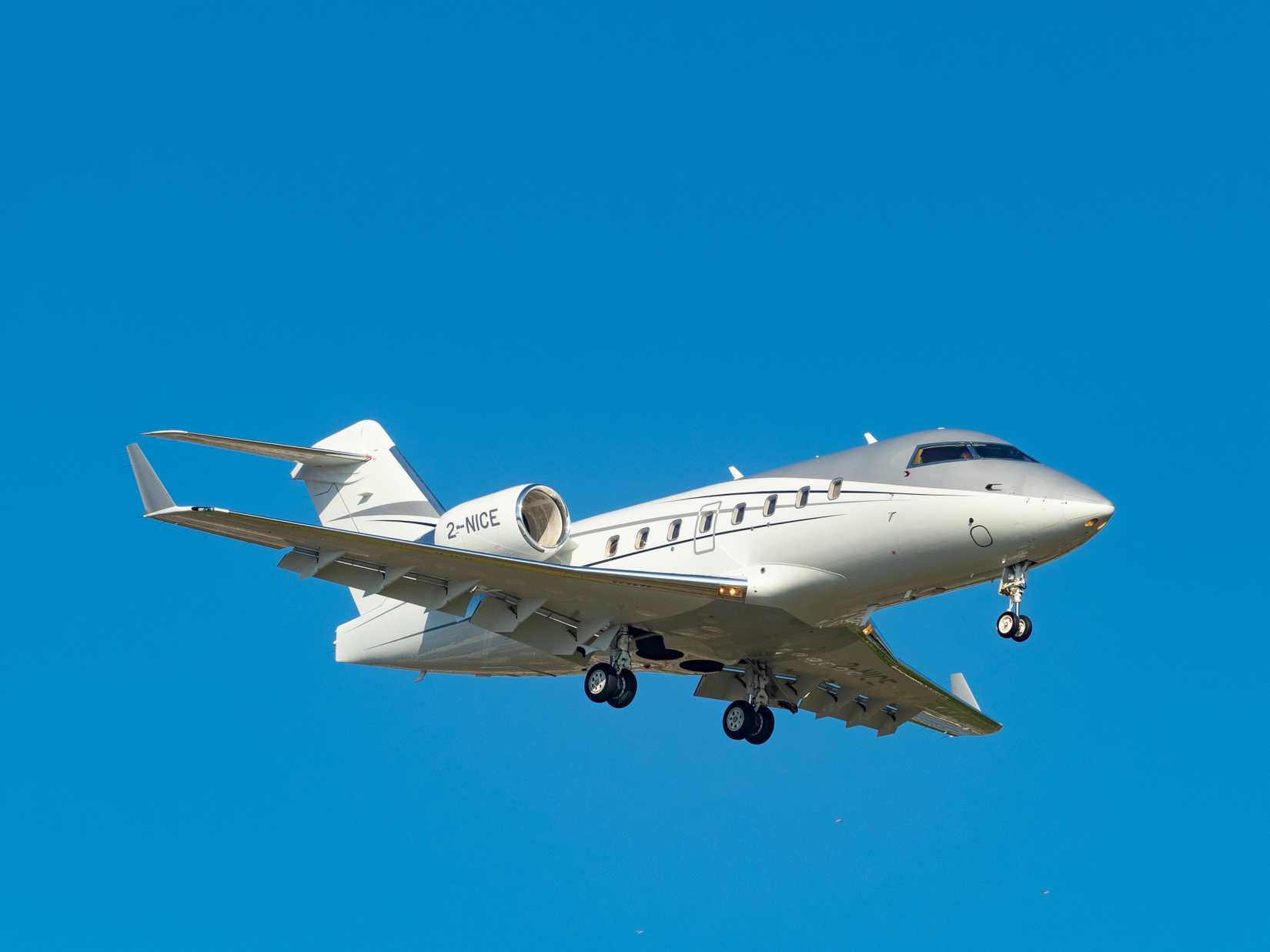 How Does The Bombardier Challenger 600 Compare To The Dassault Falcon ...