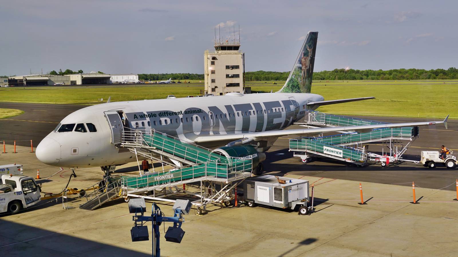 Frontier Airlines Describes Jet Bridges As The "Kiss Of Death" For ...