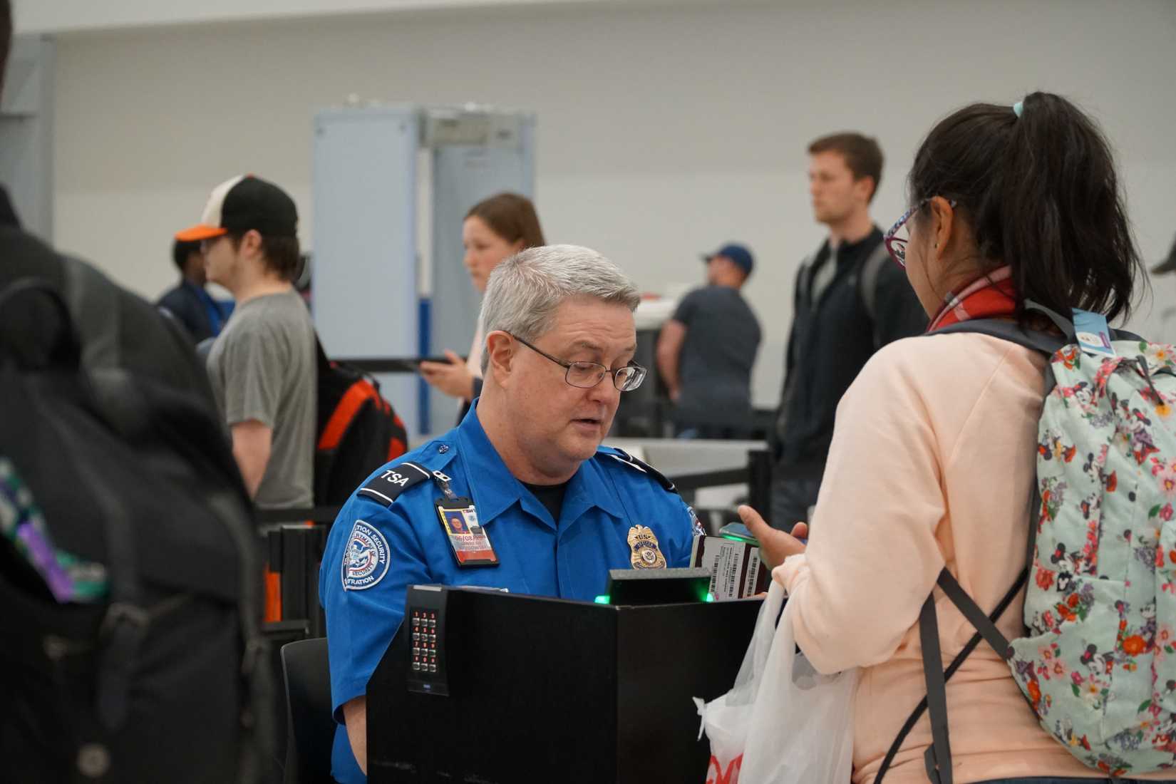 Houston Passengers Face 3-Hour Security Wait Times For 2nd Consecutive ...