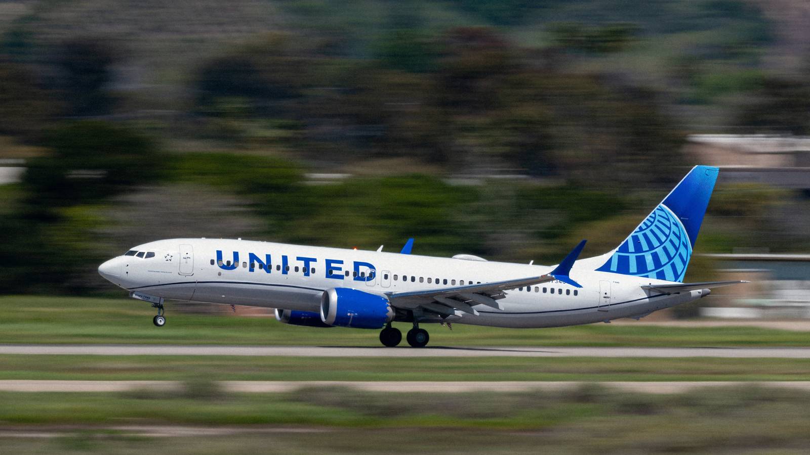 "We Won't Rest": United Airlines Maintenance Technicians Rally For New ...