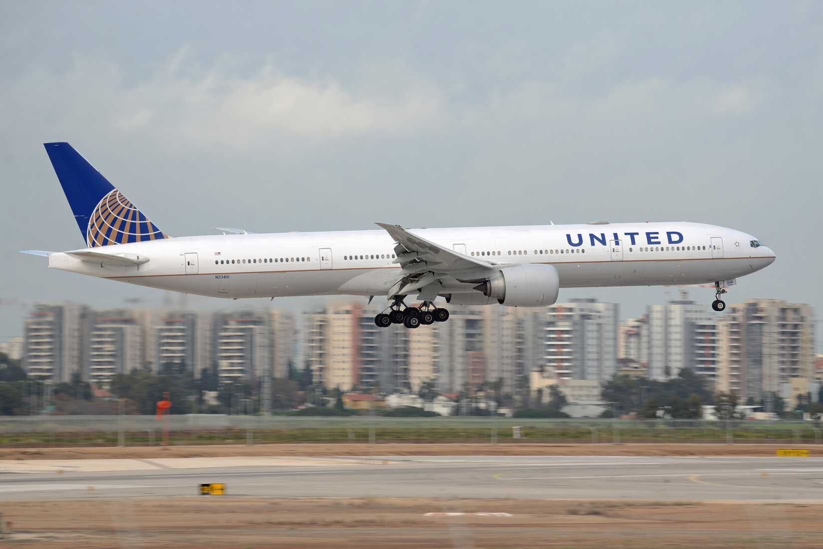 Is A Boeing 777-300ER Bigger Than A 747-400?