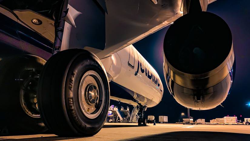 What Caused This Rare Same-Side Parallel Landing At LAX?