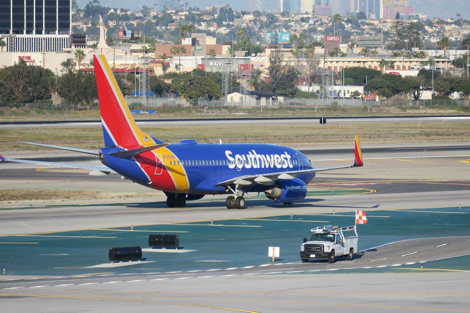 What Caused This Rare Same-Side Parallel Landing At LAX?