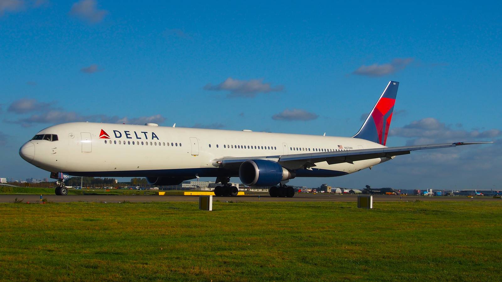 Windshield Issue Prompts Delta Air Lines Boeing 767-400ER Diversion To ...