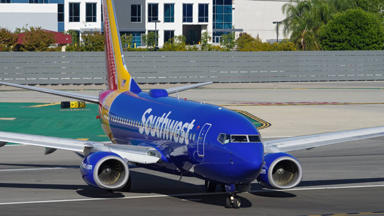 Phoenix-Bound Southwest Airlines Boeing 737-700 Diverts To Los Angeles ...