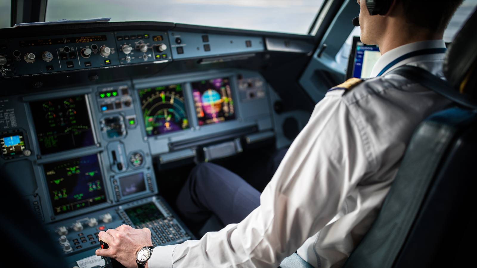 A Guide To The Salary Of US Commercial Pilots In 2025