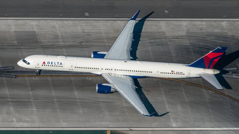 Delta Air Lines Boeing 757-300 Struck By Lightning As Severe Storms Hit ...