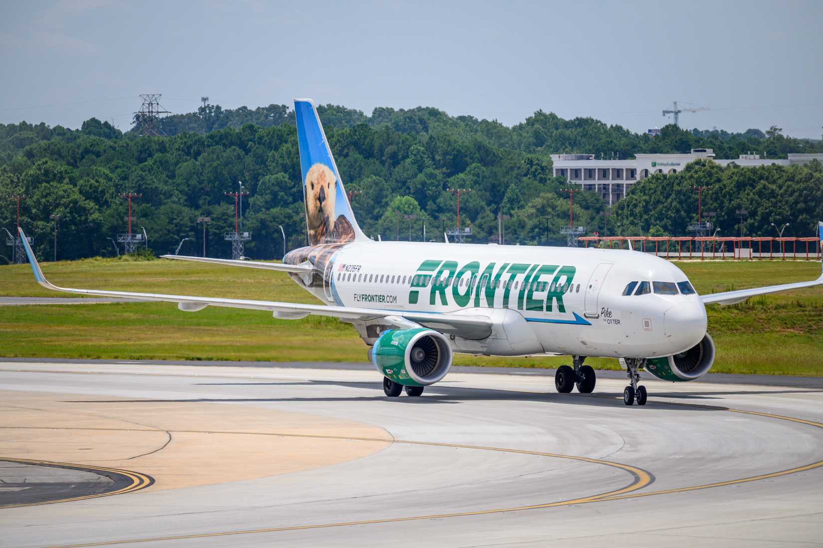 Frontier Airbus A320neo Traps American & Alaska Aircraft On Taxiway At ...