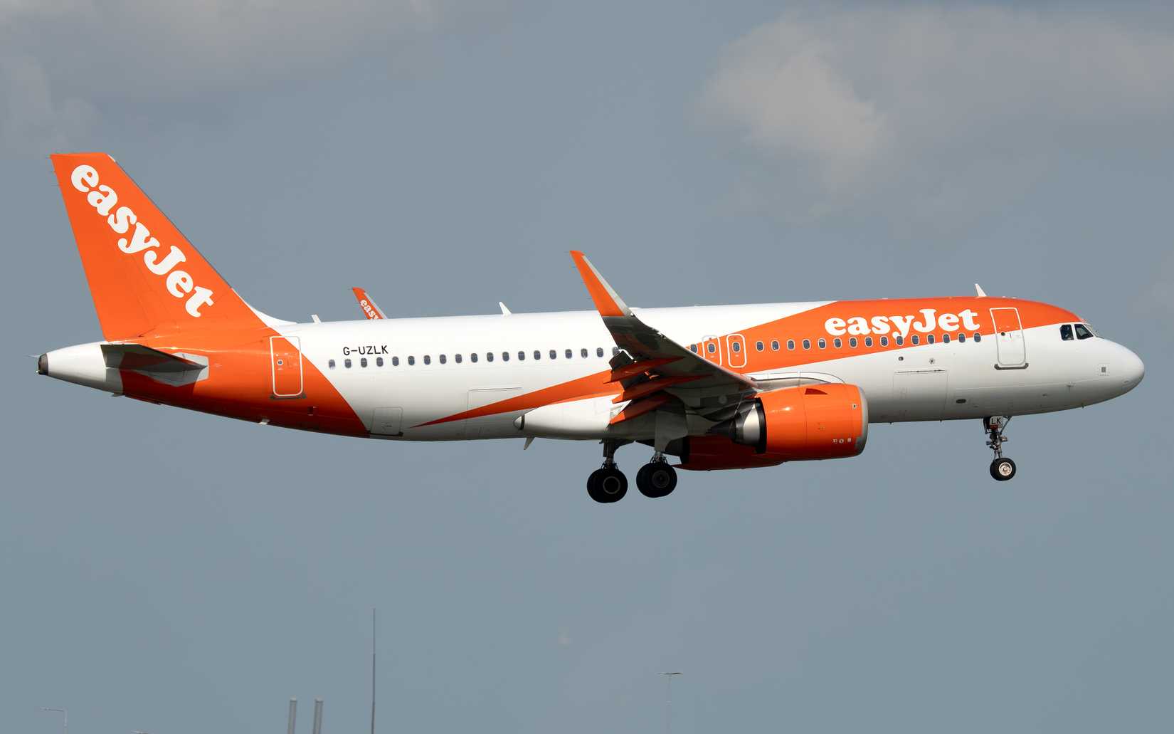 easyJet Airbus A320 Aborts Takeoff Amid Close Call With Landing ...