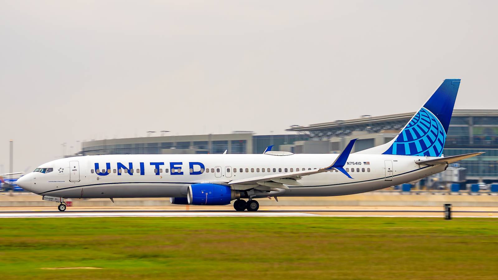 United Airlines' Oldest Boeing 737 Still Flying