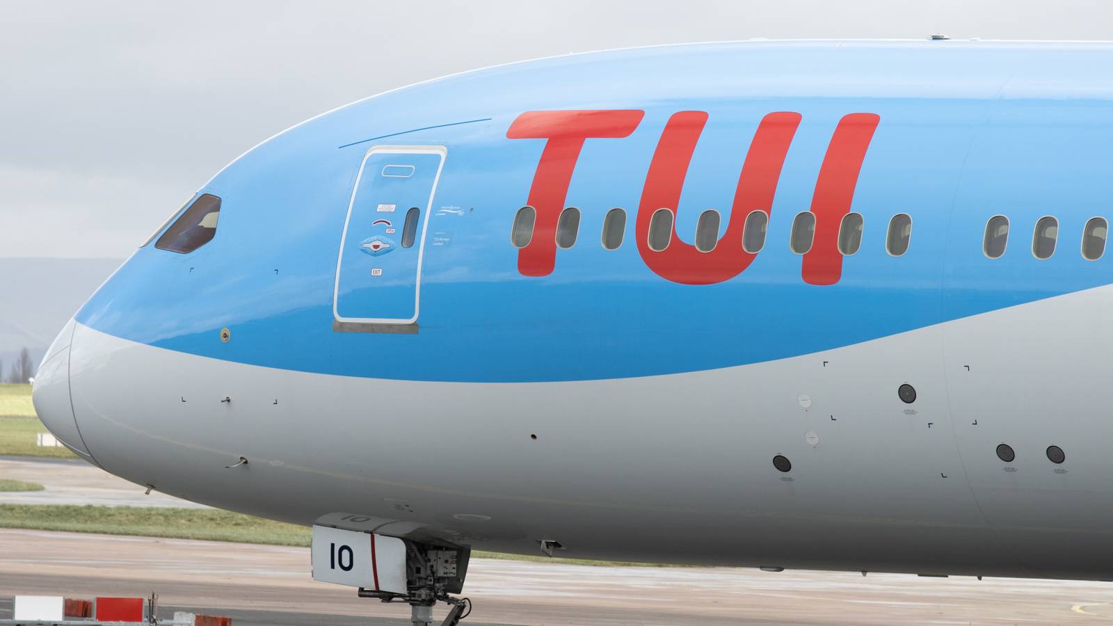 TUI Airways Boeing 787 Dreamliner Suffers Taxiway Excursion After ...