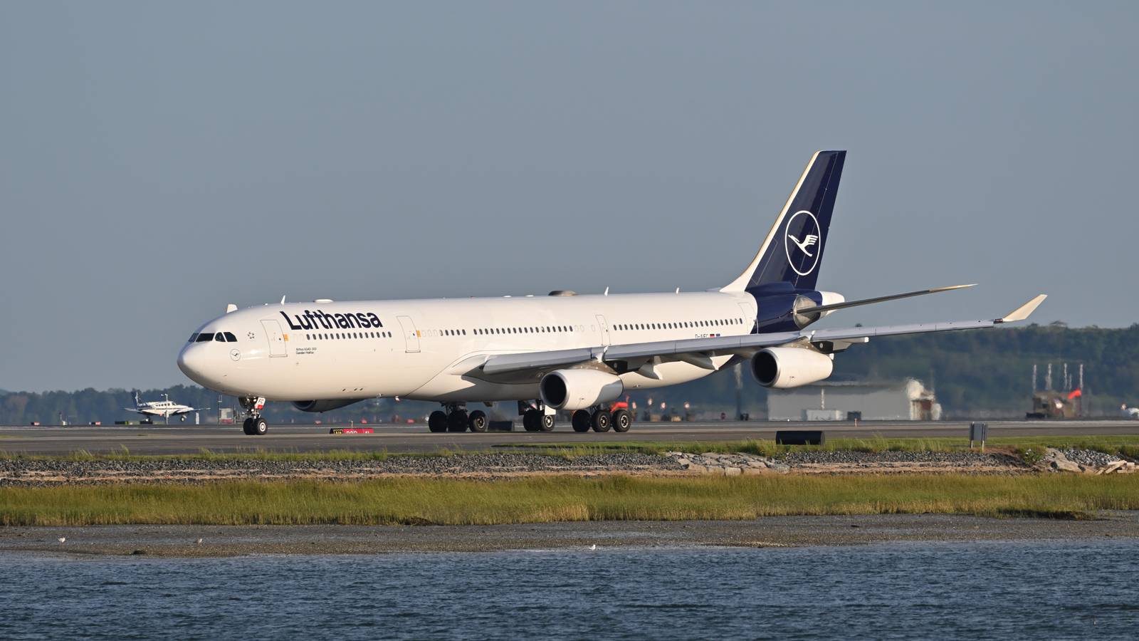 Lufthansa Airbus A340 Returns To New York Over The Atlantic After ...