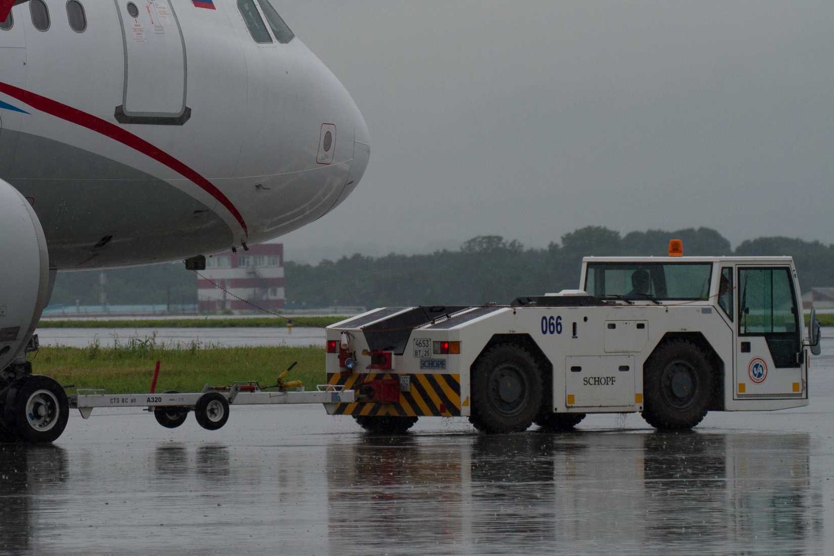 United Airlines Flights Canceled After 2 Boeing 777-300ERs Collide In ...