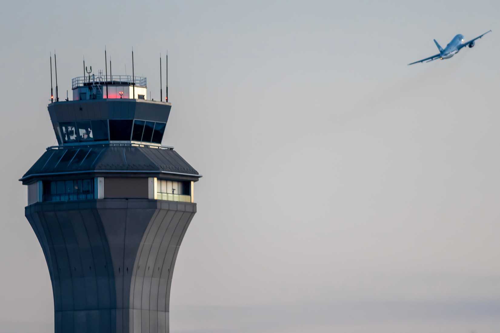 Why An Air Traffic Controller Is Warning Newark Airport Is Unsafe