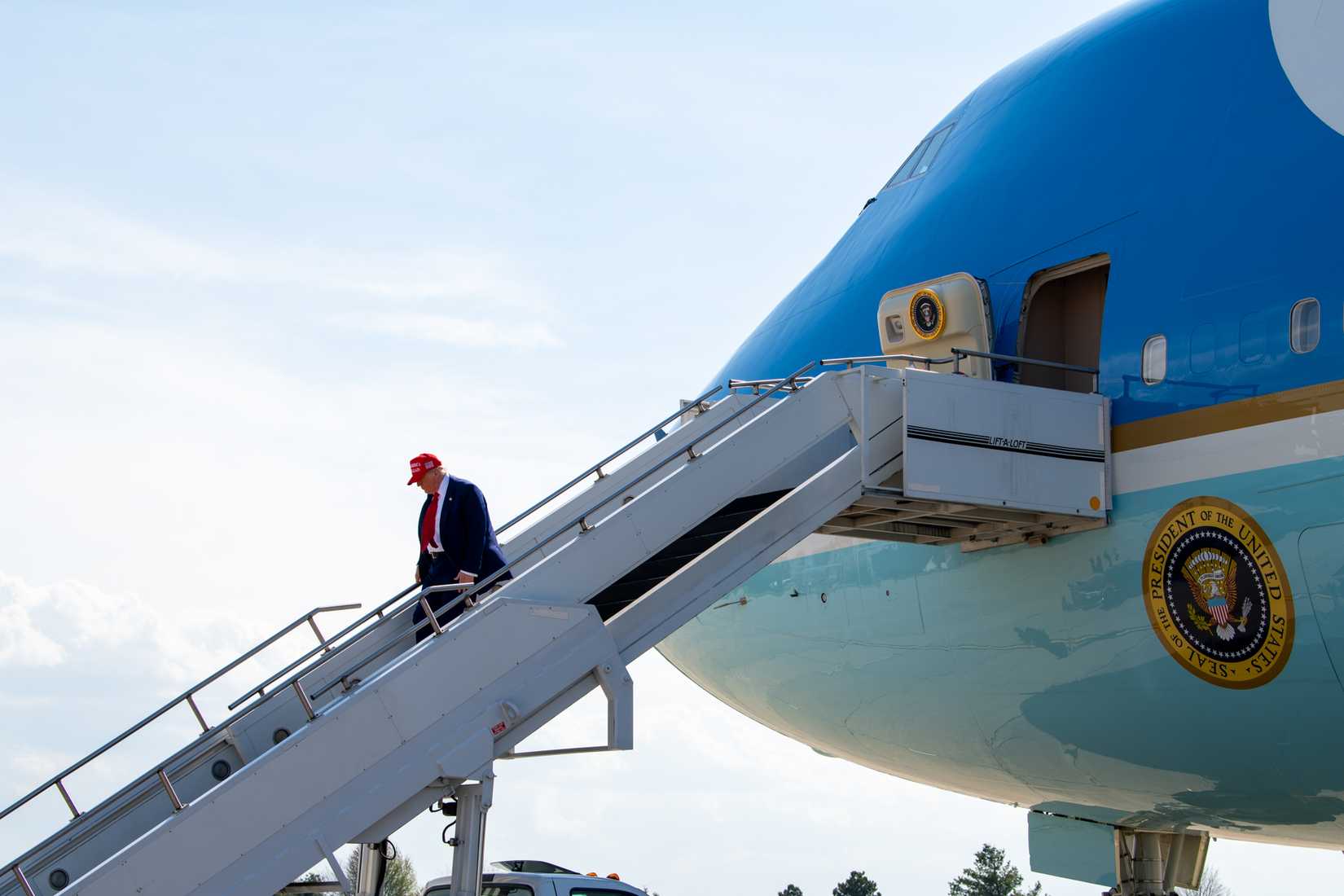 Experts: Transforming Qatar's Luxury Boeing 747-8 Into Air Force One ...