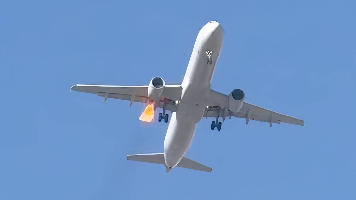 "Sounded Like Things Exploding": American Airlines Airbus A321 Suffers ...