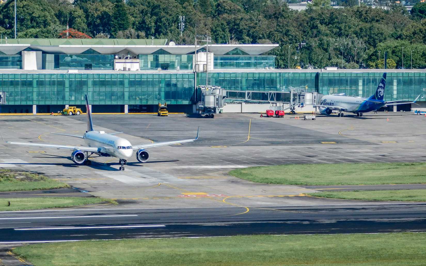 These Airports Handle Flights On The Rarest Passenger Narrowbody ...