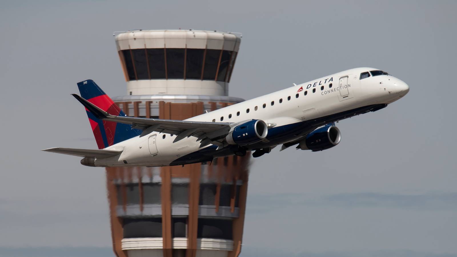 Delta Embraer E175 Seat Map: 76-Seat Layout & Amenities